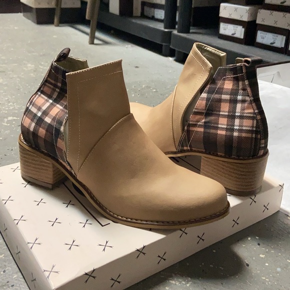 Everglades | Shoes | Everglades Brick Plaid Boots | Poshmark